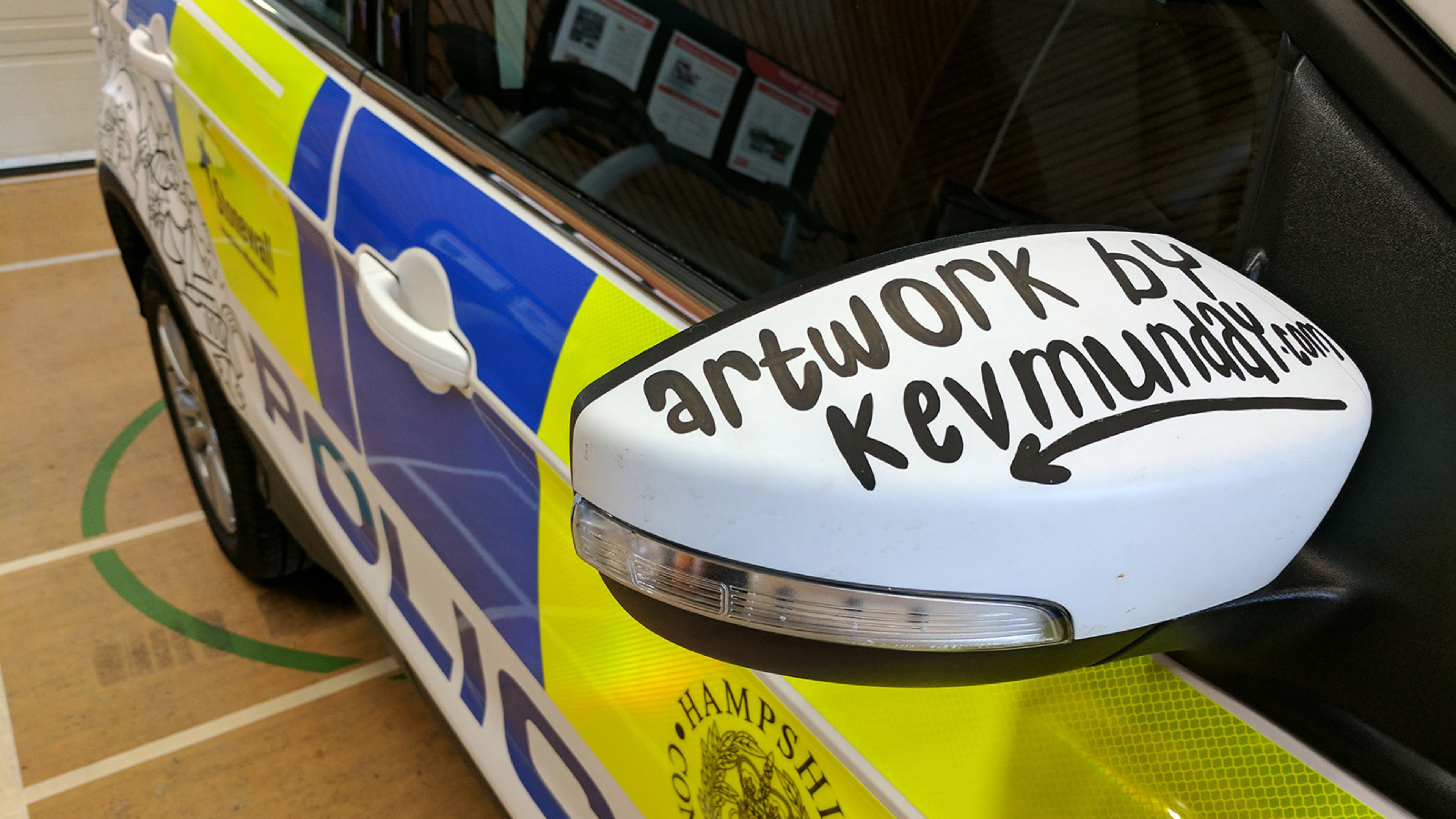 Voiture custo pour police LGBT par Kev Munday - Posca - Posca