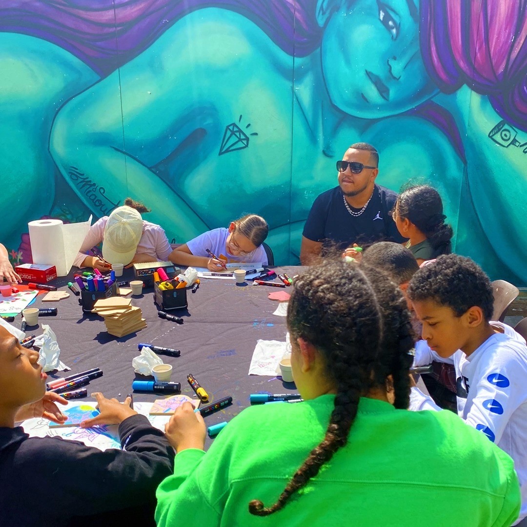 Coloriage participatif et ateliers custo avec les ... - Posca - Posca