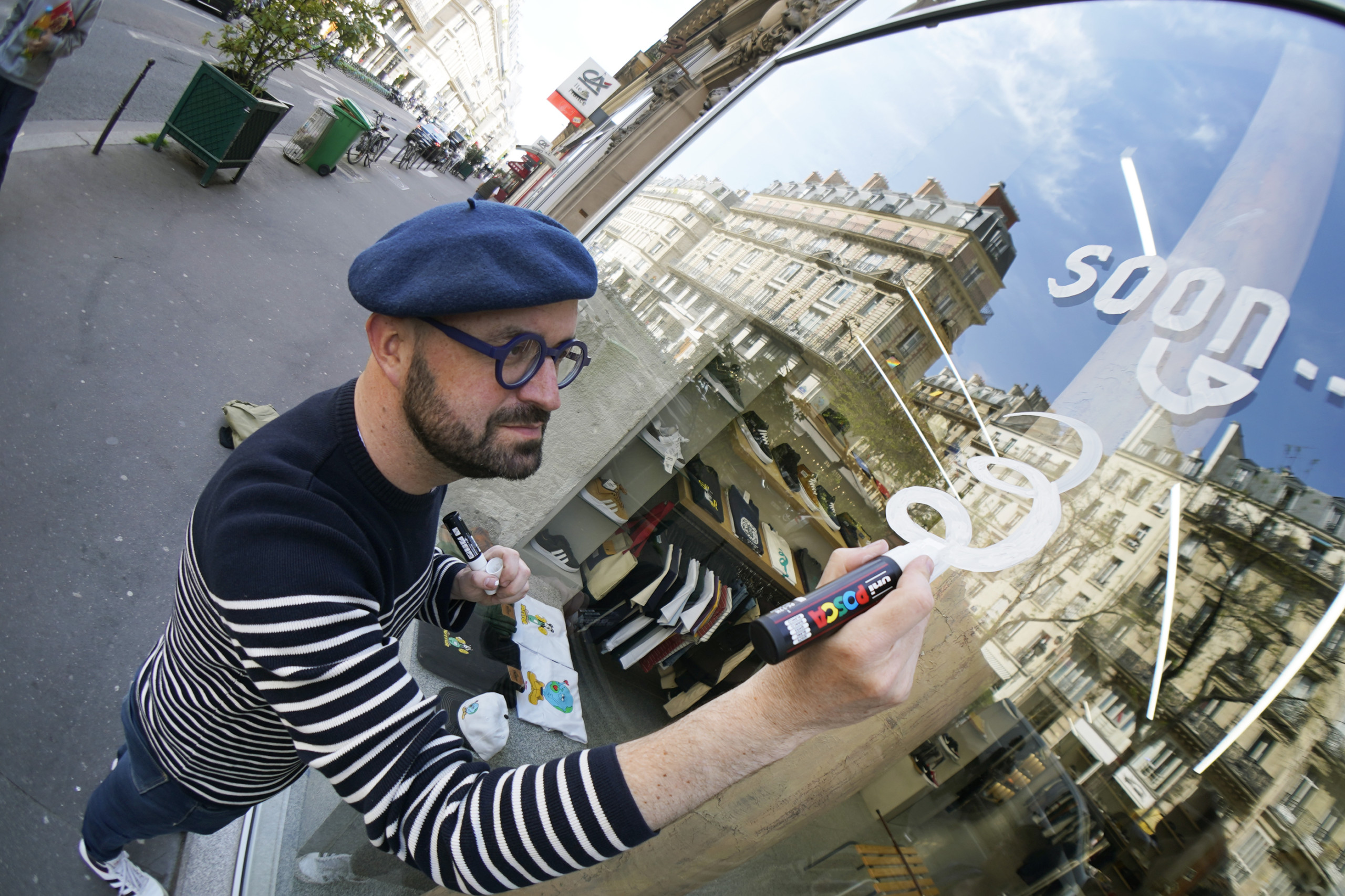 PMH au skateshop LE 39, ça 'doodle' dedans et dehors - Posca - Posca