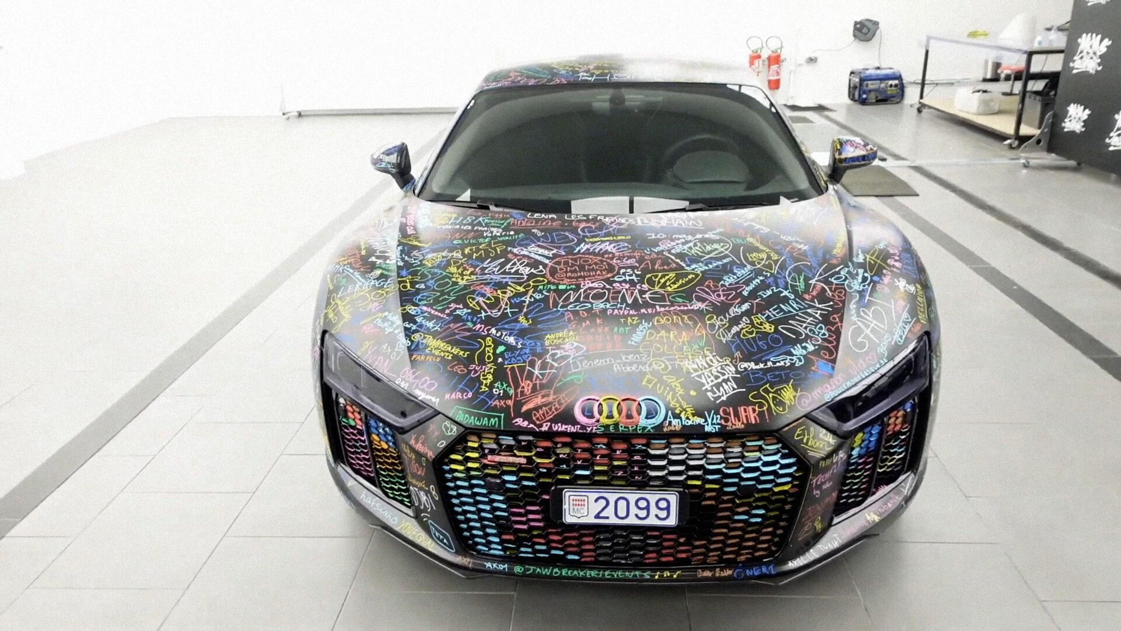 L'aberrant GMK distribue des POSCA, son Audi en fait les frais 😵 ...