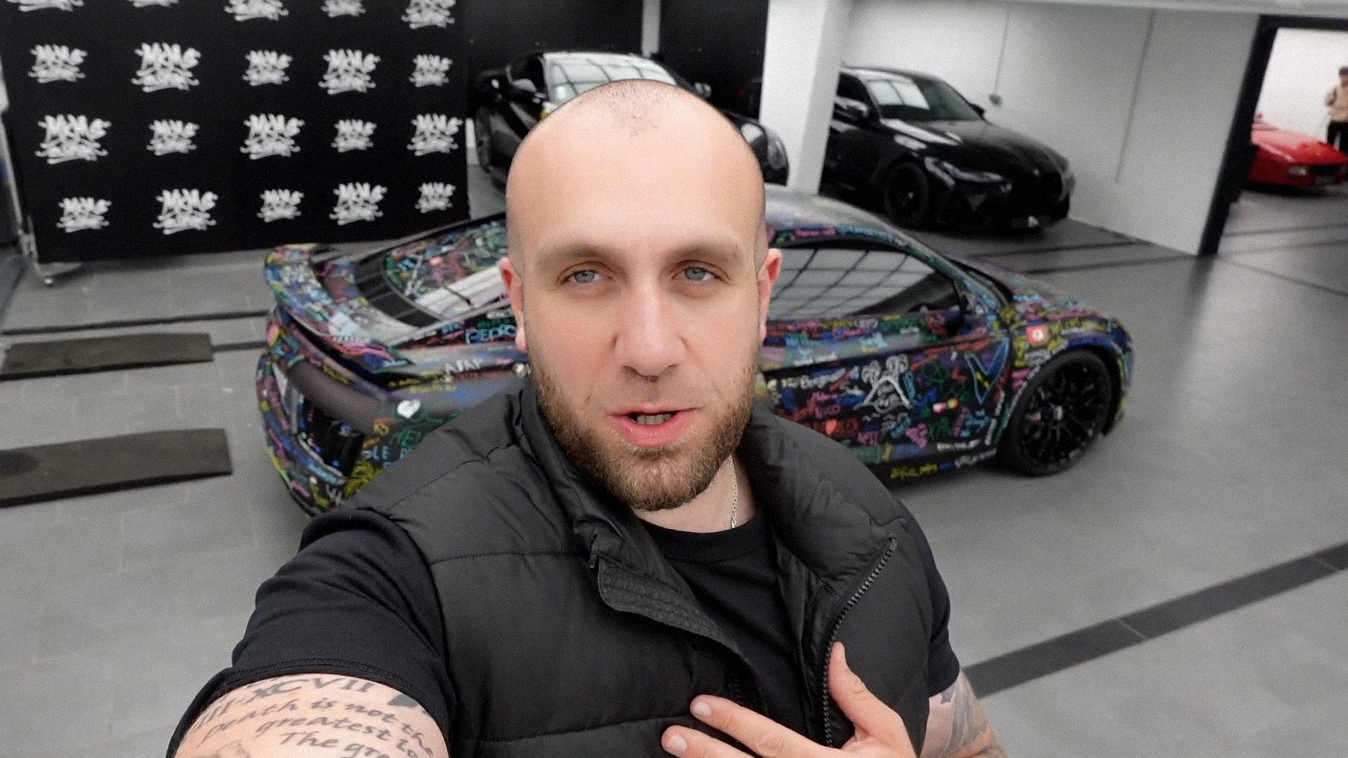 L'aberrant GMK distribue des POSCA, son Audi en fait les frais 😵 ...